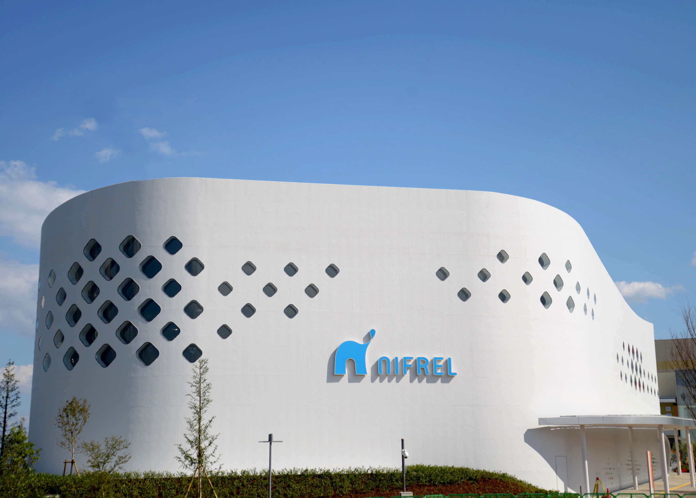 『NIFREL（ニフレル）』（水族館×動物園×美術館!?） | たびこふれ